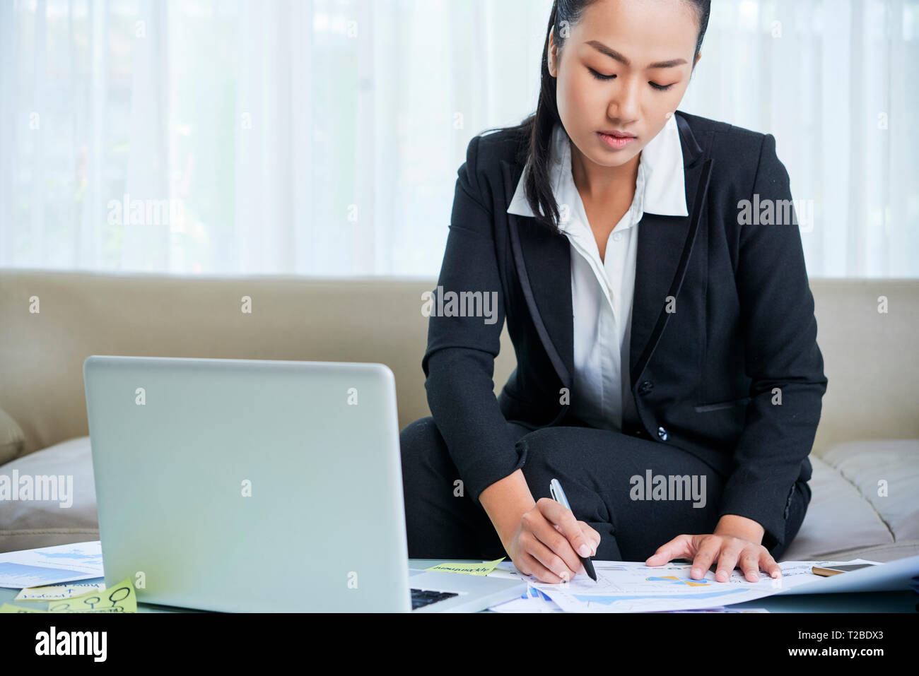 Asian businesswoman with documents hi-res stock photography and images ...