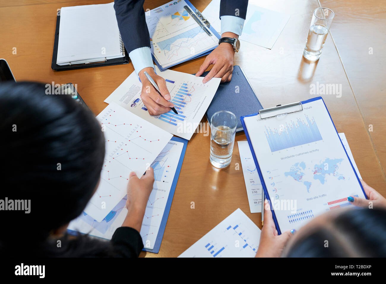 Business people analyzing charts hi-res stock photography and images ...