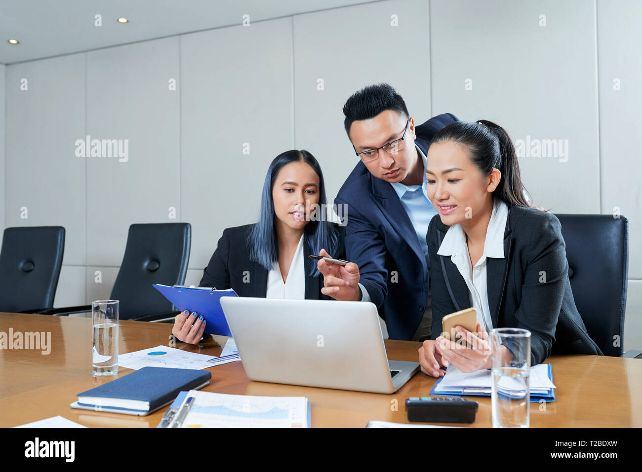 Asian business woman reading report hi-res stock photography and images ...