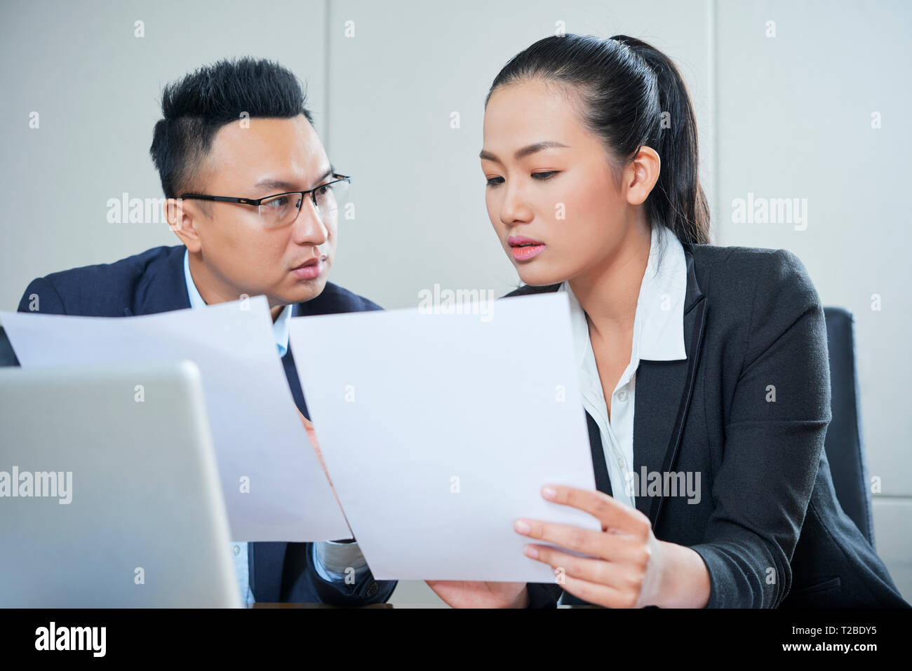 Executive business people reading documents hi-res stock photography and images - Alamy