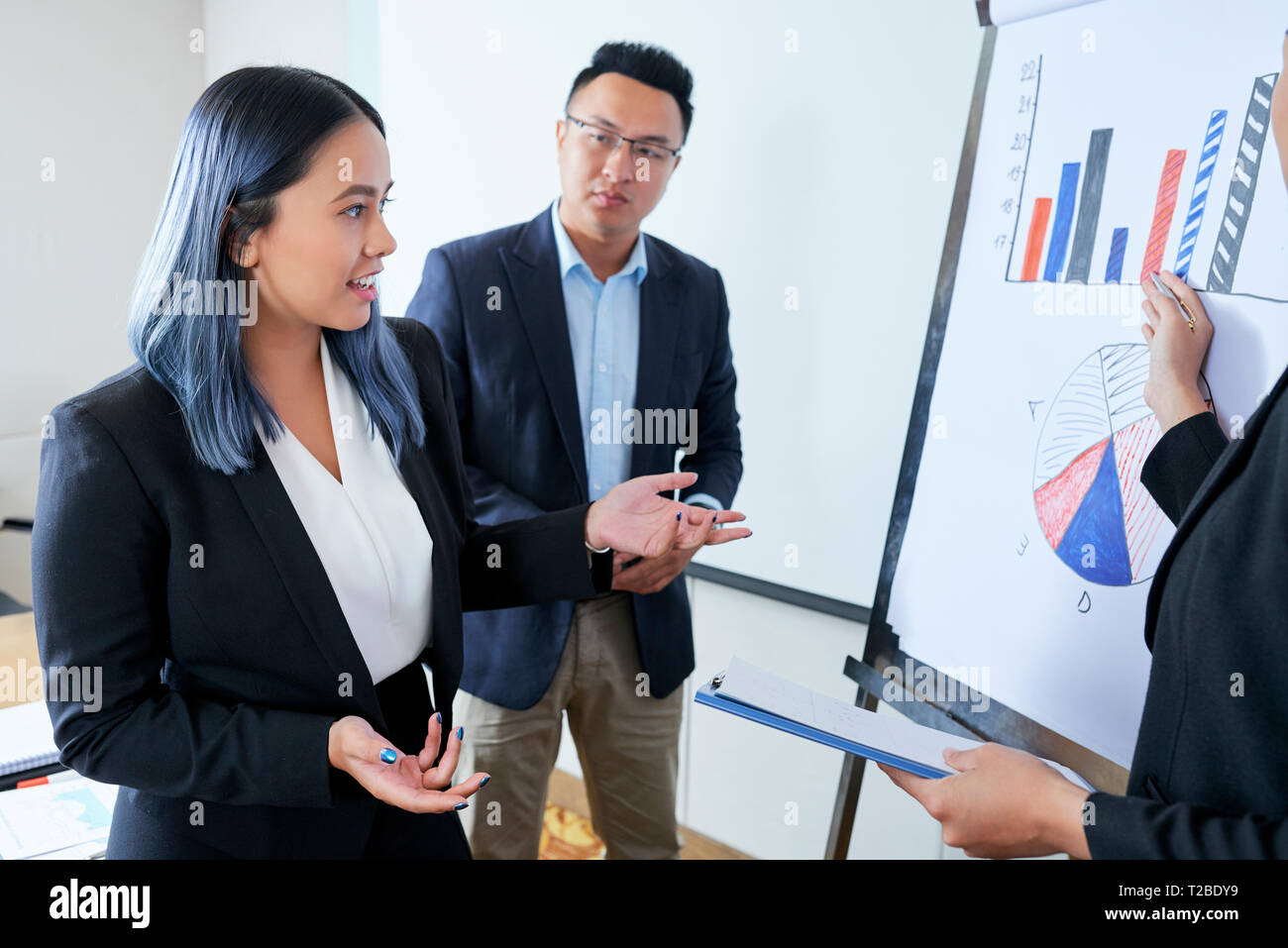 Business people discussing diagram Stock Photo - Alamy