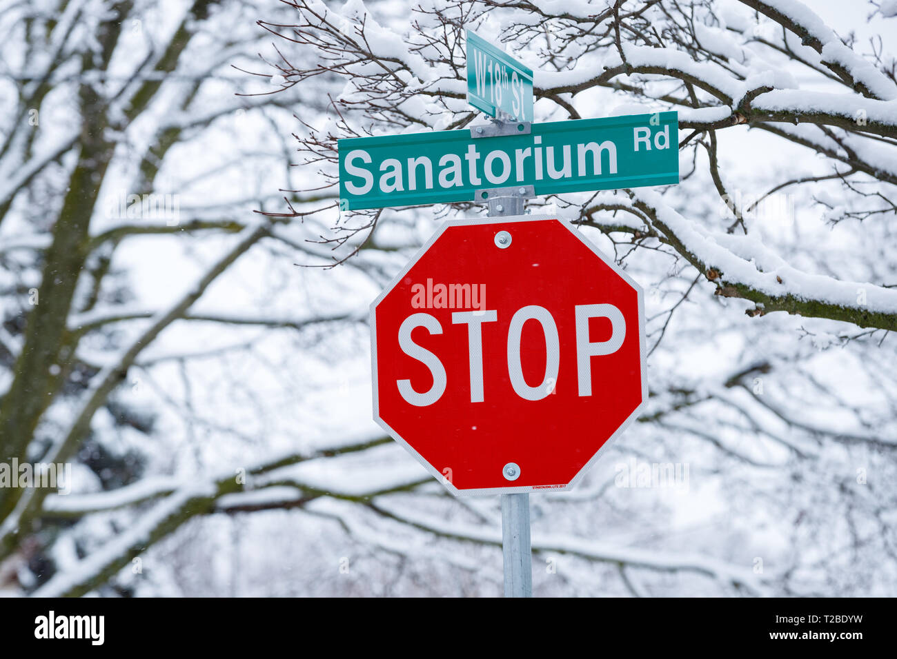 Intersecting roads hi-res stock photography and images - Alamy