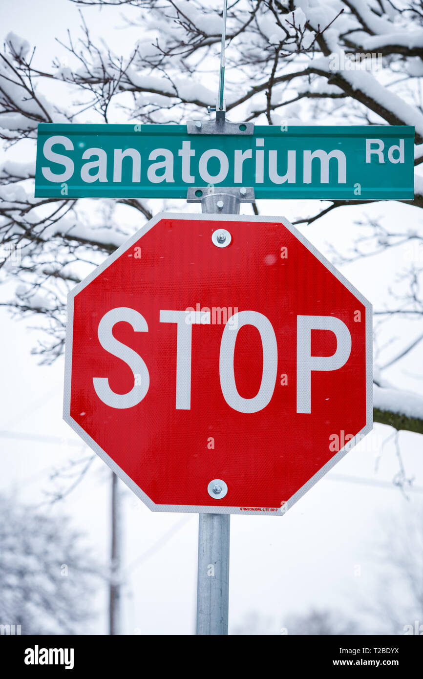 Intersecting roads hi-res stock photography and images - Alamy