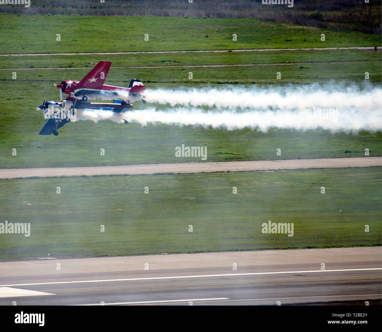 An Extra 330LX/Edge 540 performs during the “Thunder over the Bay” Air ...