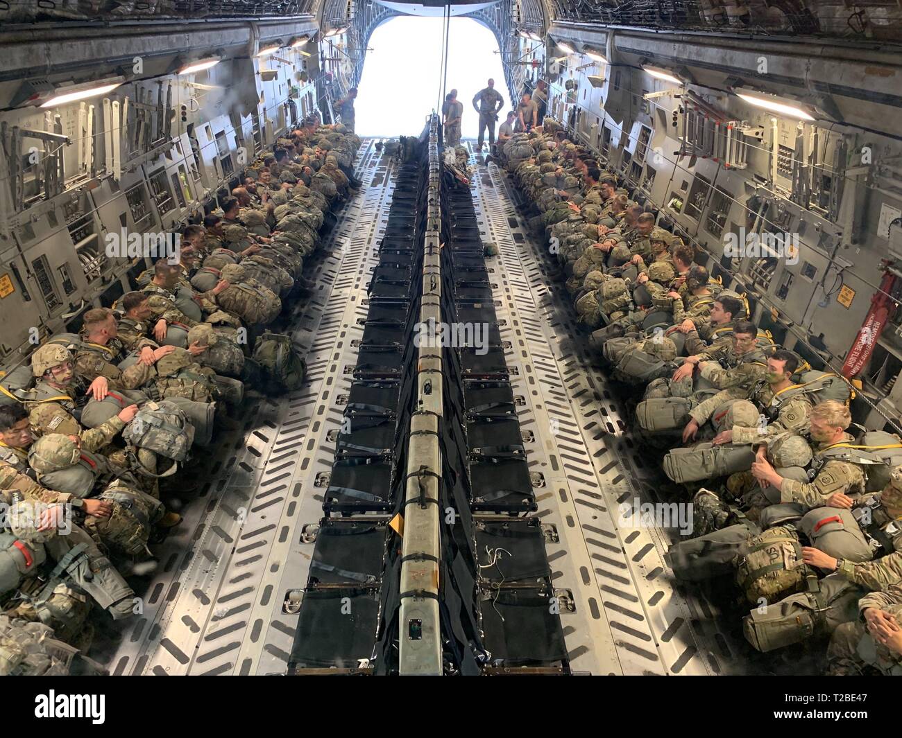 Us army airborne paratroopers jump hi-res stock photography and images ...