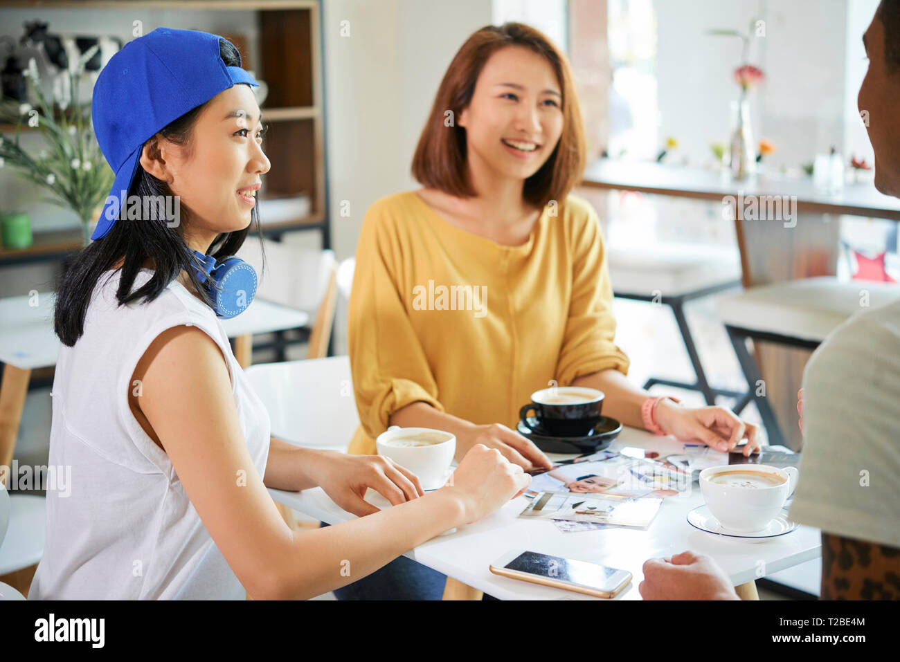 Girls interviewing photographer Stock Photo - Alamy