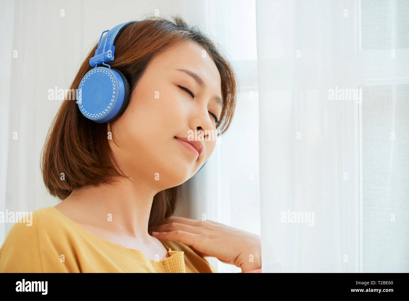 Asian girl music hi-res stock photography and images - Alamy