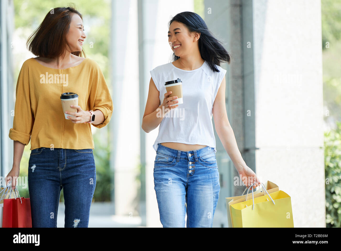 Happy friends shopping Stock Photo - Alamy