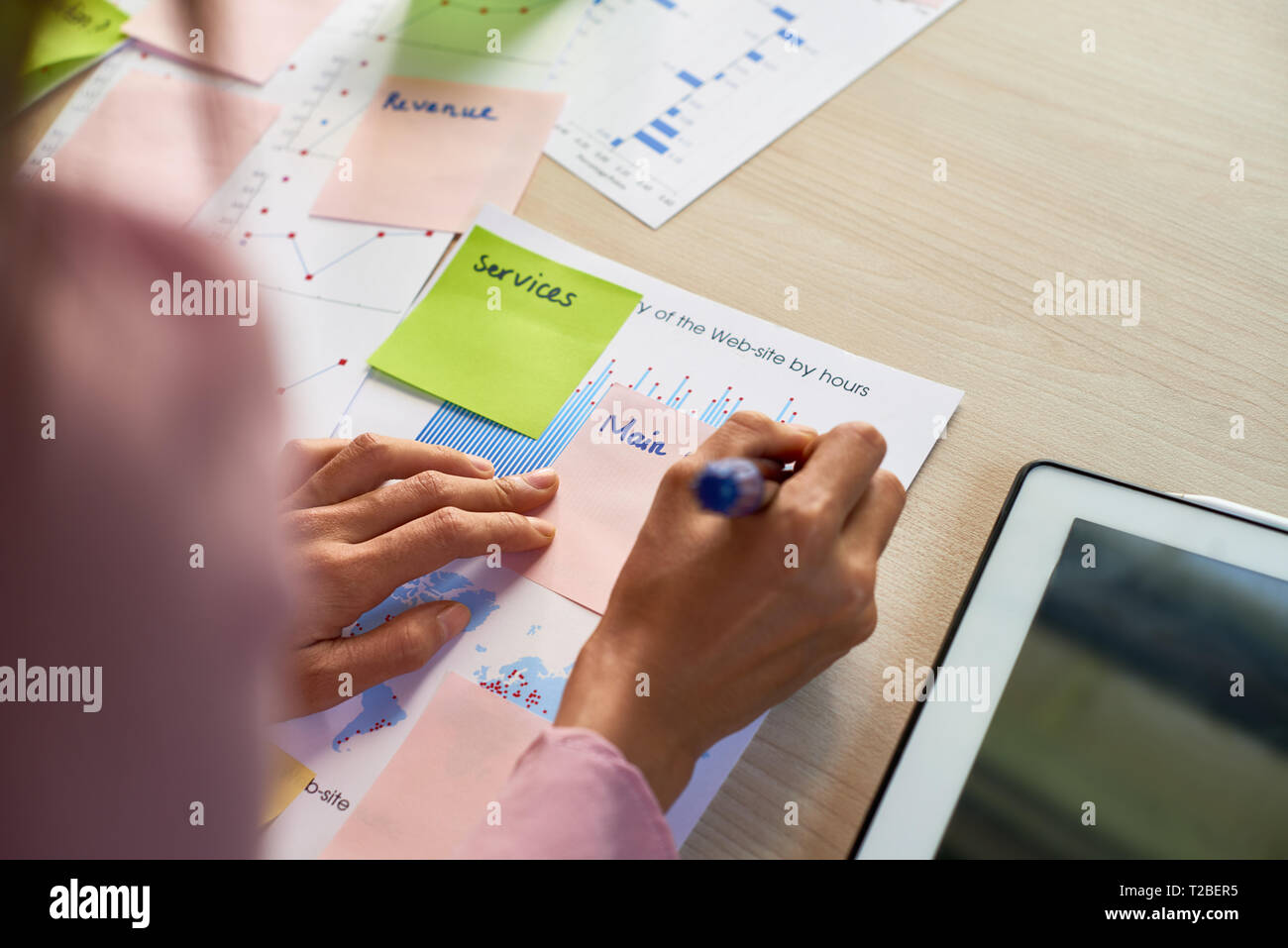 Businesswoman writing notes on stickers Stock Photo - Alamy