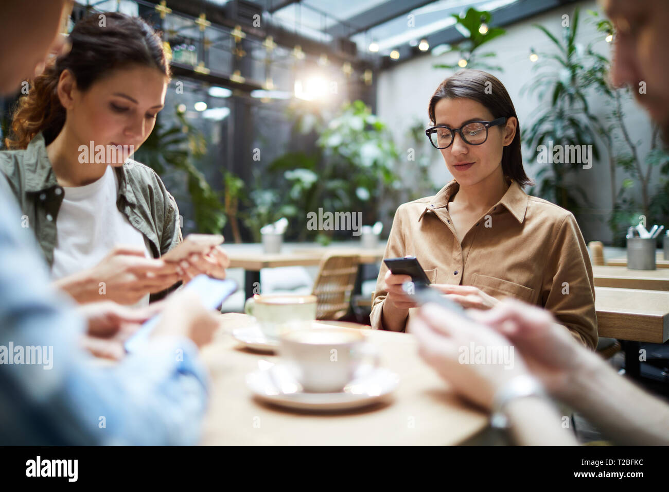 Gadget device addiction friends hi-res stock photography and images - Alamy