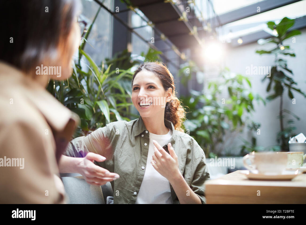 Girls gathering hi-res stock photography and images - Alamy