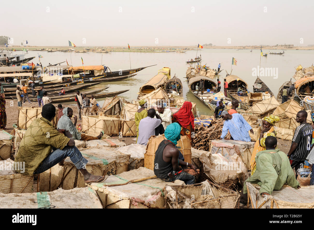 MALI, Mopti, river Niger, port with pinnace boats, market day / Mali ...