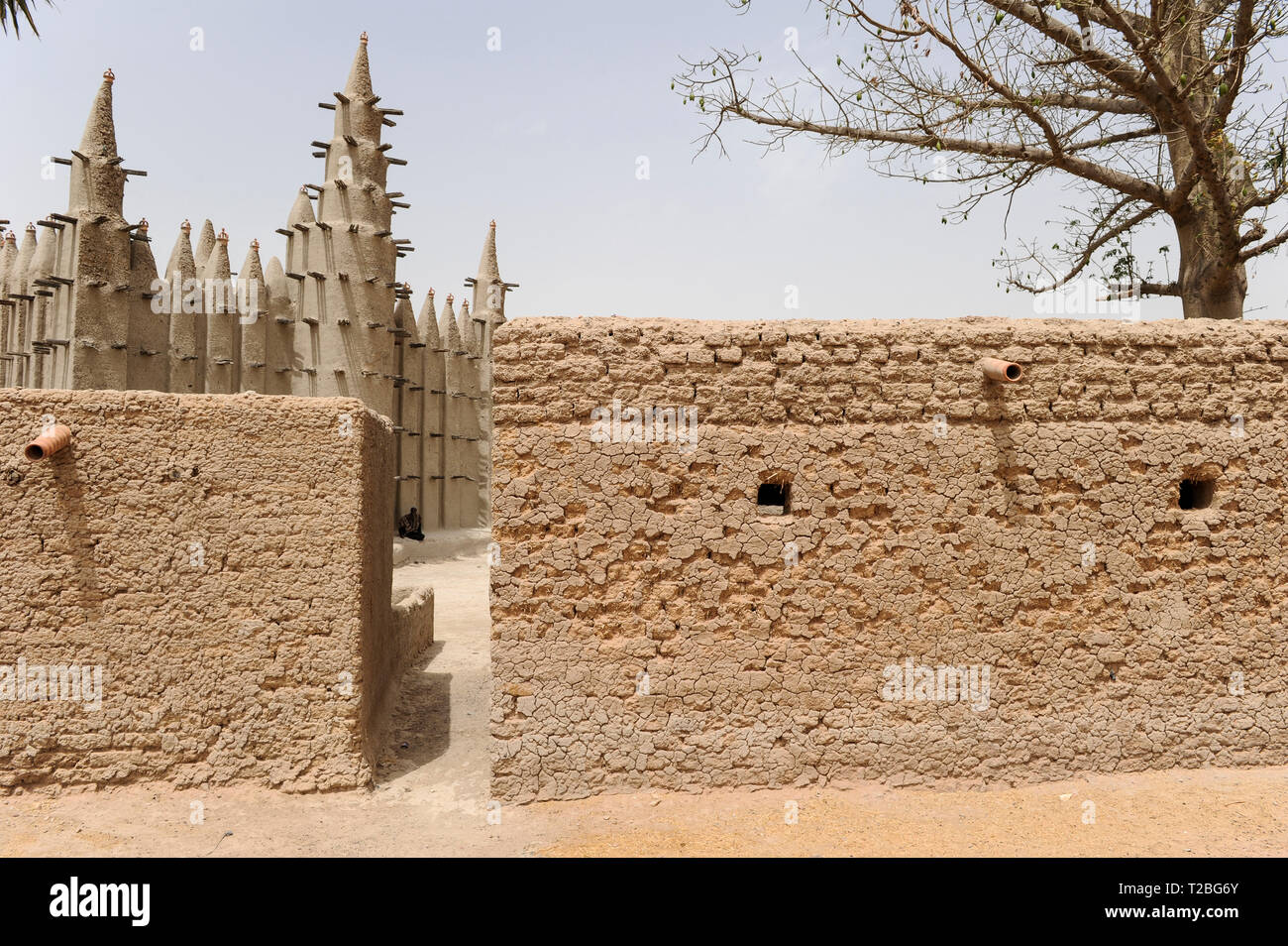 MALI, Mopti, mosque built from clay Stock Photo - Alamy