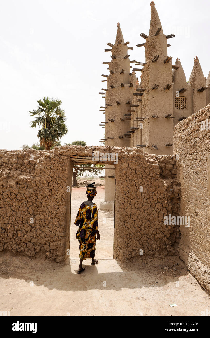 MALI, Mopti, mosque built from clay Stock Photo - Alamy