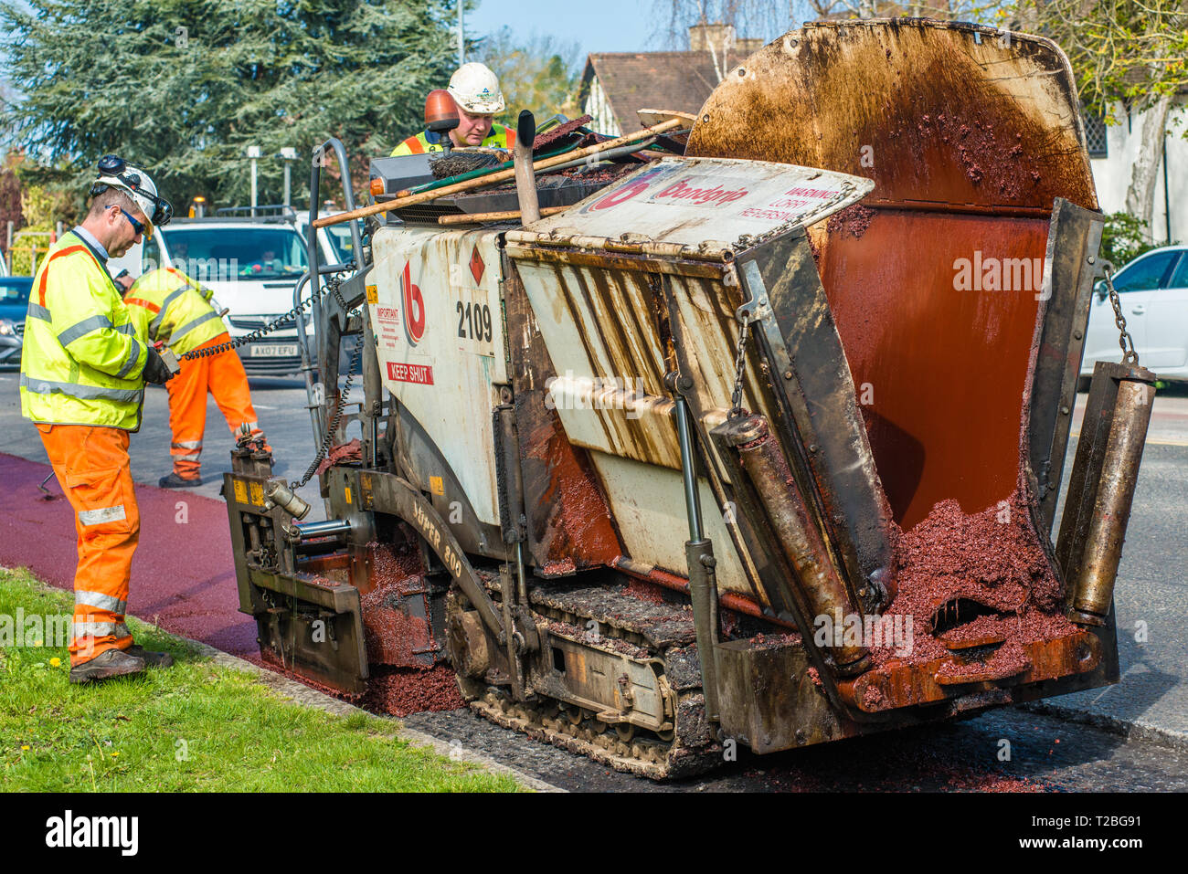 Cambridge, UK. 31st Mar, 2019. Major road resurfacing work including ...