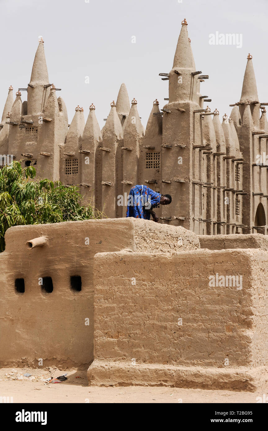 MALI, Mopti, mosque built from clay Stock Photo - Alamy