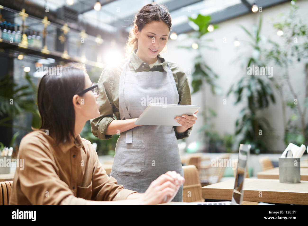 Waitress taking order hi-res stock photography and images - Alamy
