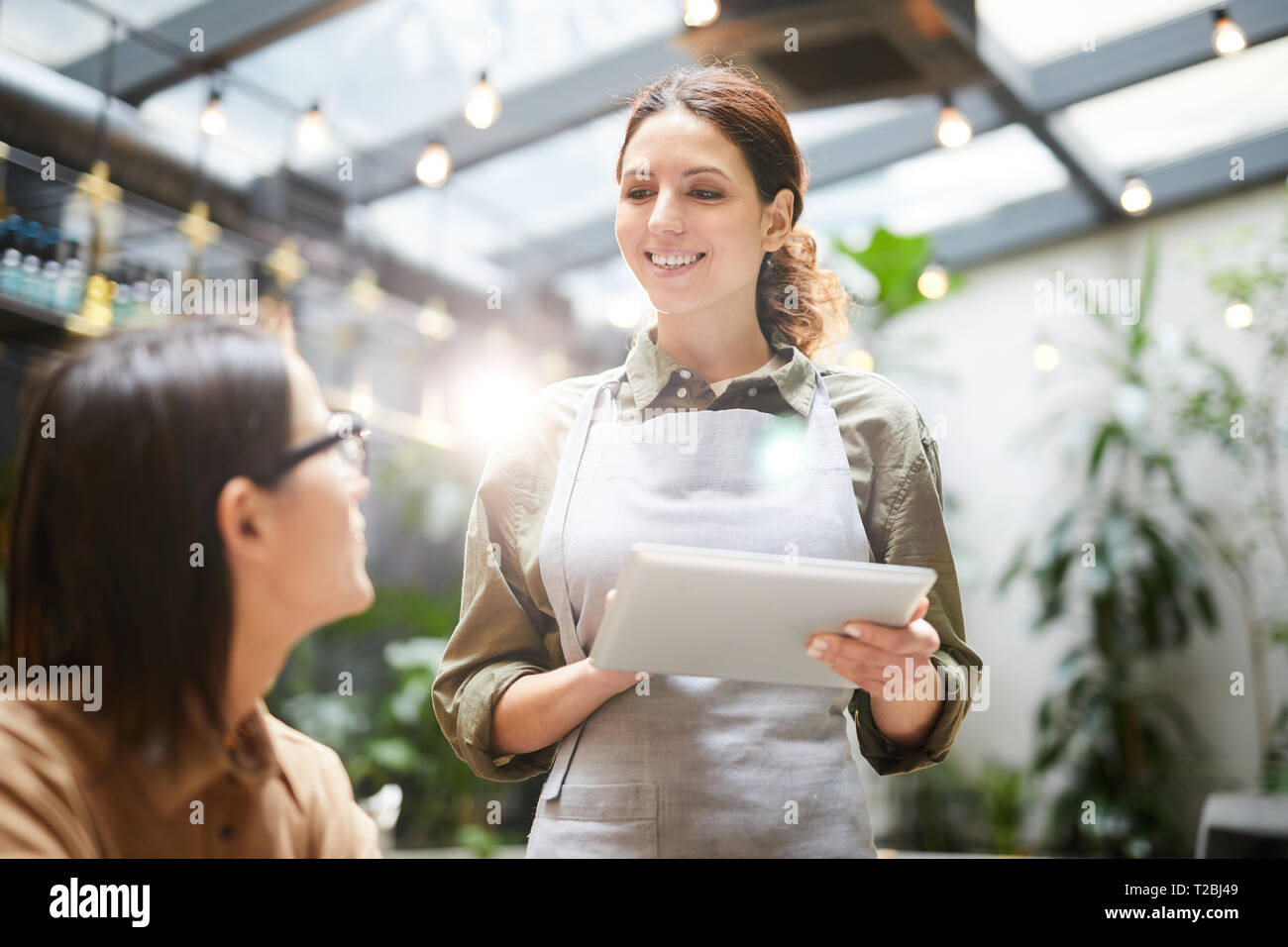 Friendly waitress hi-res stock photography and images - Alamy