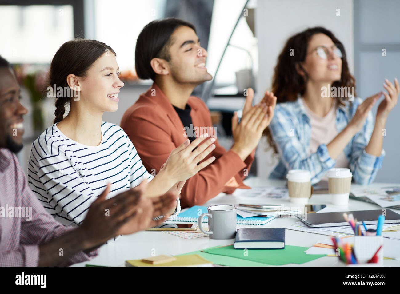 Audience clapping in row hi-res stock photography and images - Alamy
