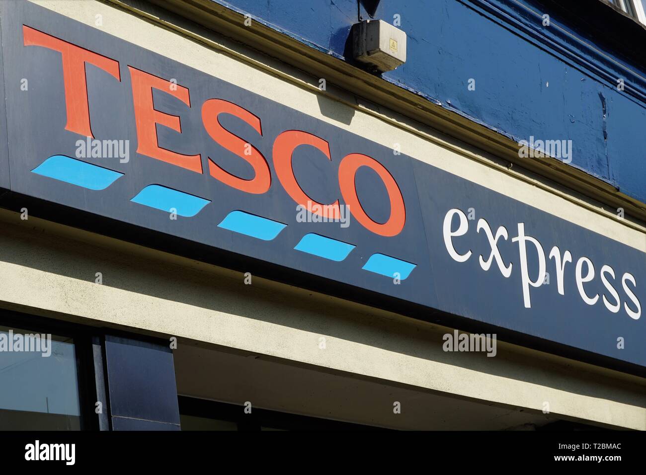 Tesco express logo hi-res stock photography and images - Alamy