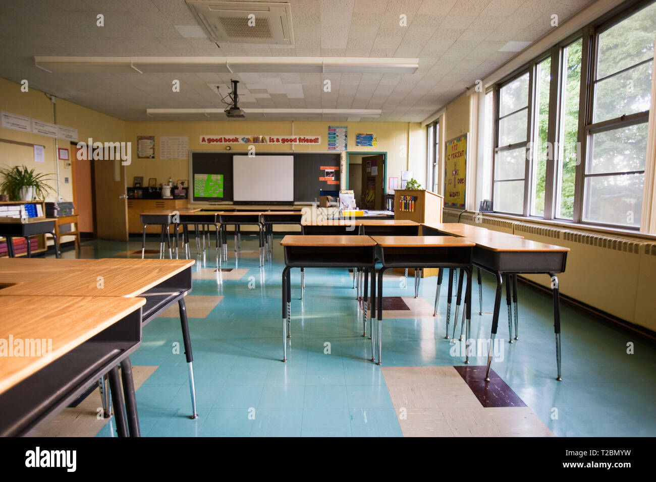 Desks inside an empty classroom Stock Photo - Alamy