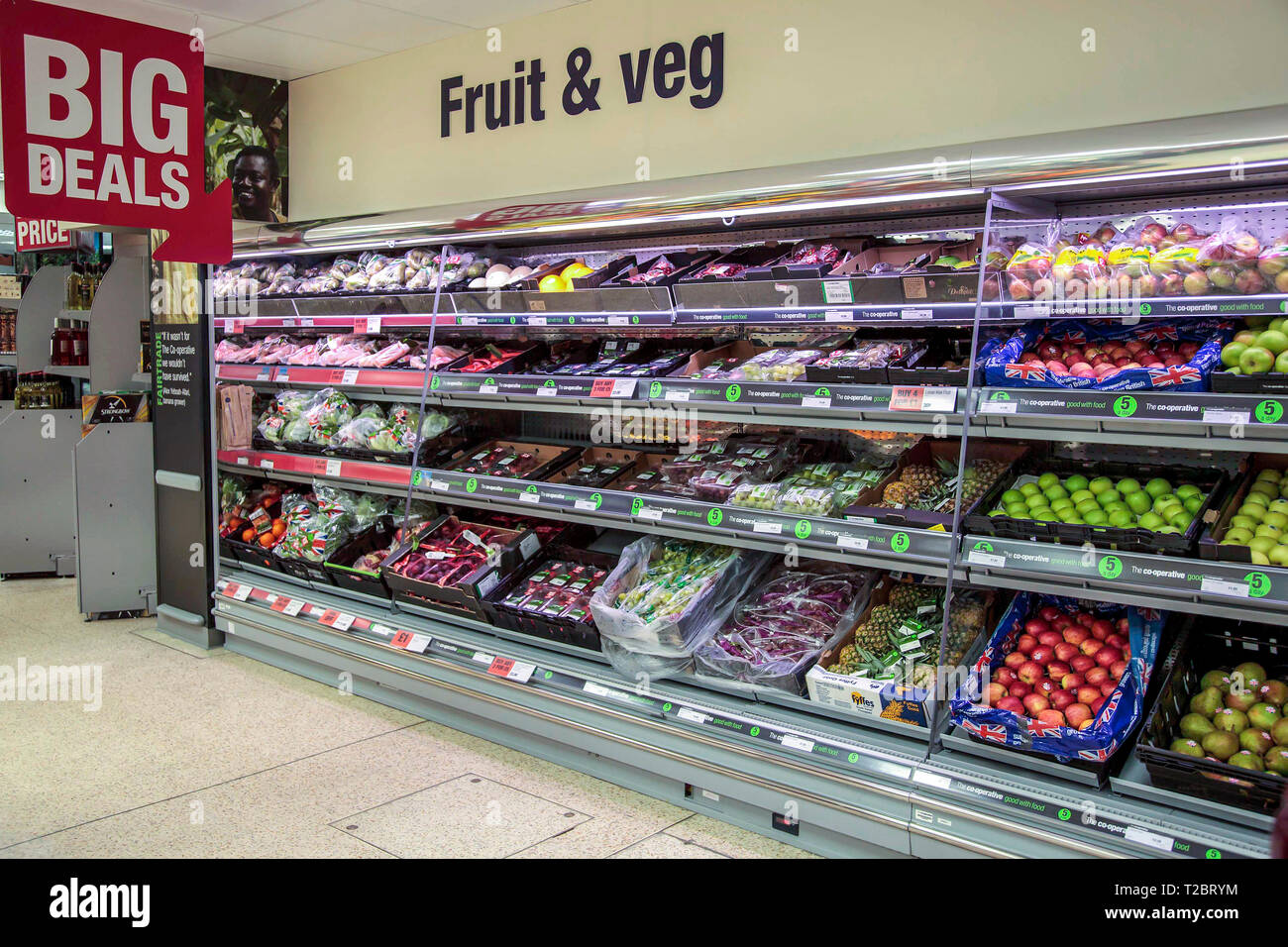 Fruit and veg counter supermarket hi-res stock photography and images ...
