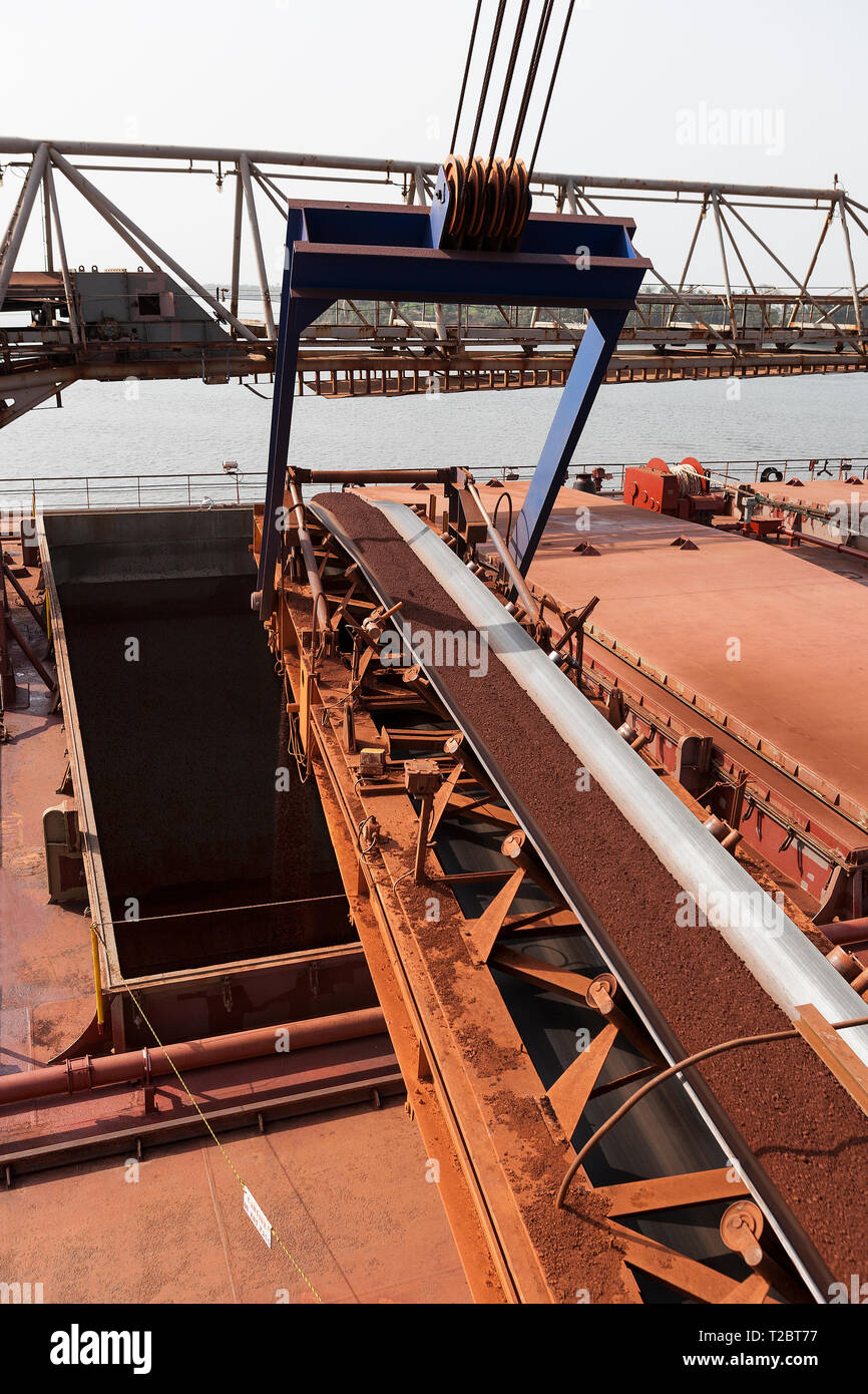 Observing loading operations hi-res stock photography and images - Alamy