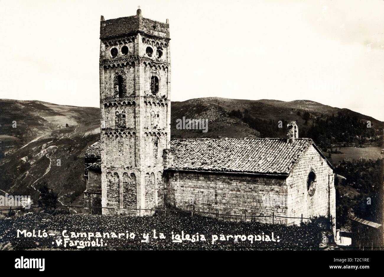 Tarjeta postal, campanario e iglesia de Molló (Girona). Fotografía de ...