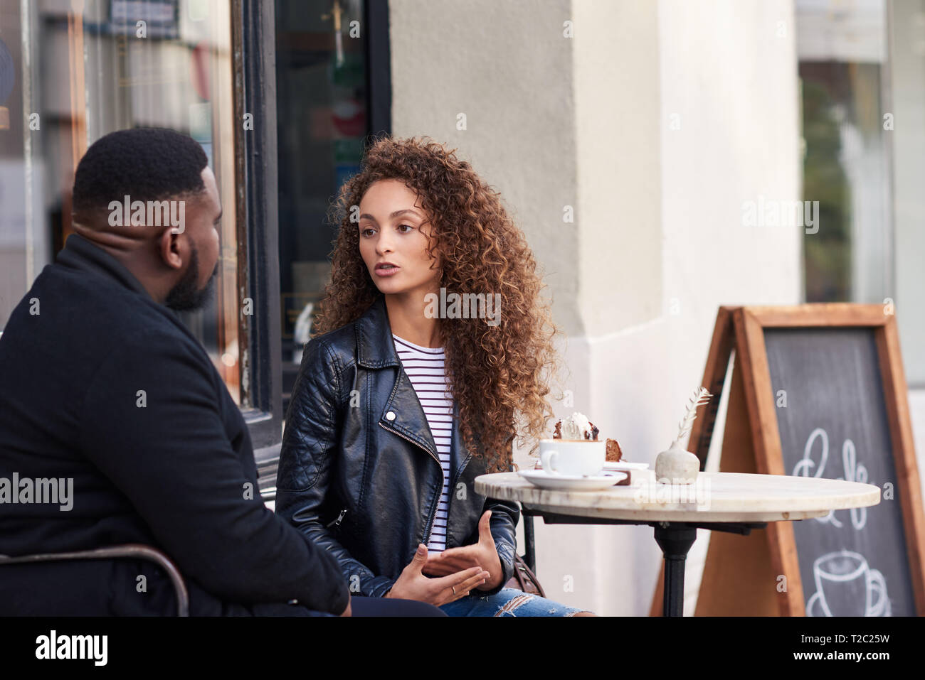 Couple drinking coffee outside talking hi-res stock photography and ...