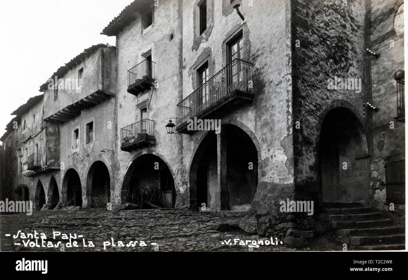 Tarjeta postal, plaza porticada en Santa Pau, comarca de Olot (Girona ...