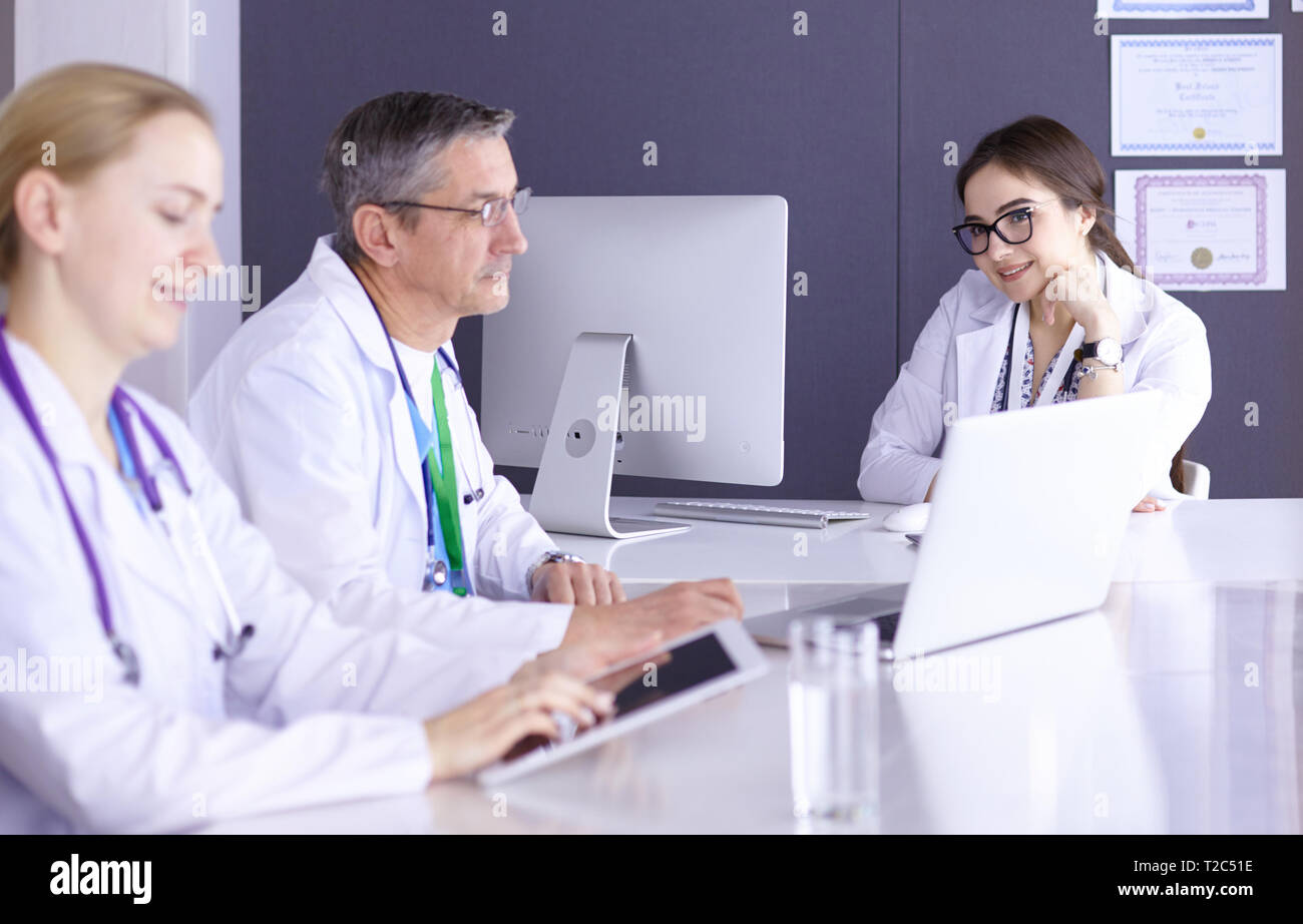 Hospital staff discussion hi-res stock photography and images - Alamy