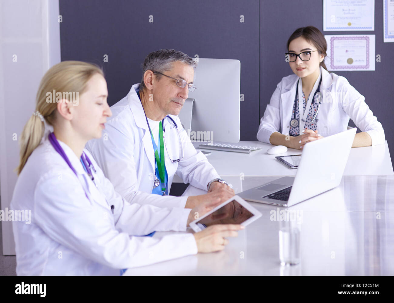 Doctor young woman meeting hospital hi-res stock photography and images ...