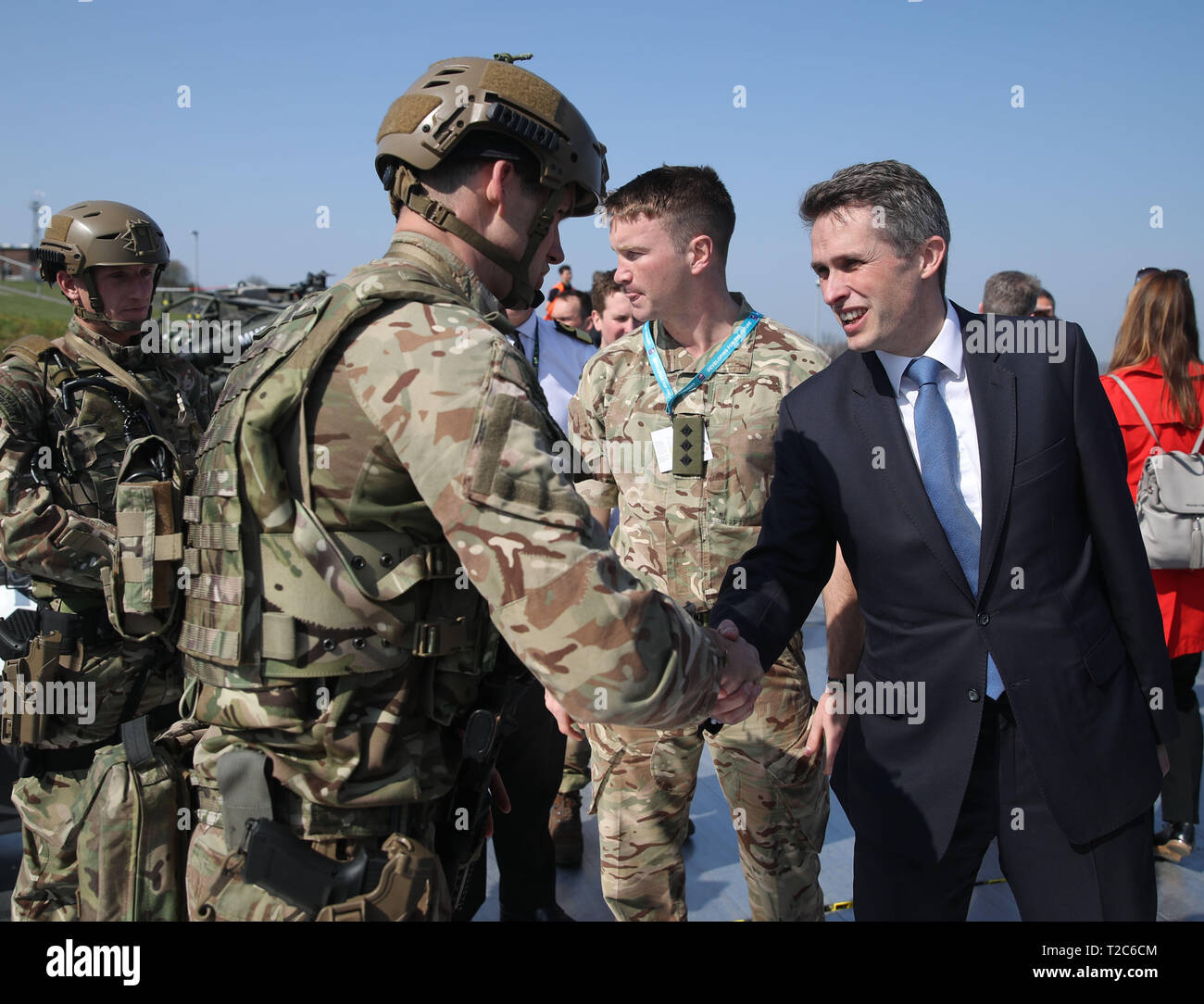 Defence Secretary Gavin Williamson (right) meets Marine Commandos ...