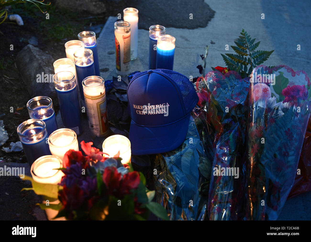 Los Angeles, United States. 31st Mar, 2019. Candles and "Make America ...