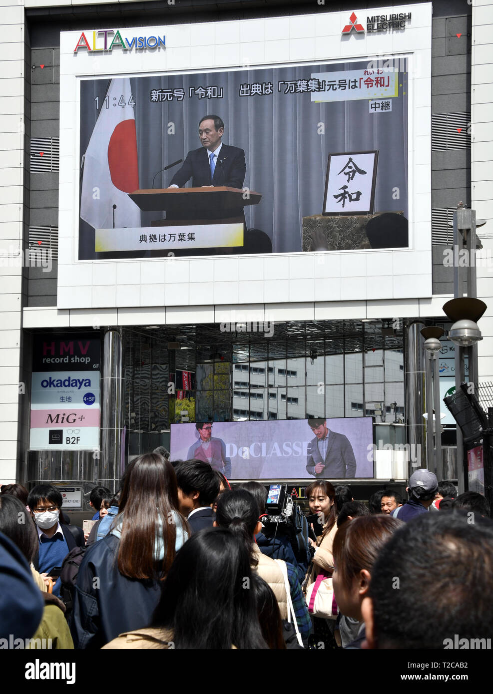 Tokyo, Japan. 1st Apr, 2019. Tokyo, Japan - People watch on a giant ...