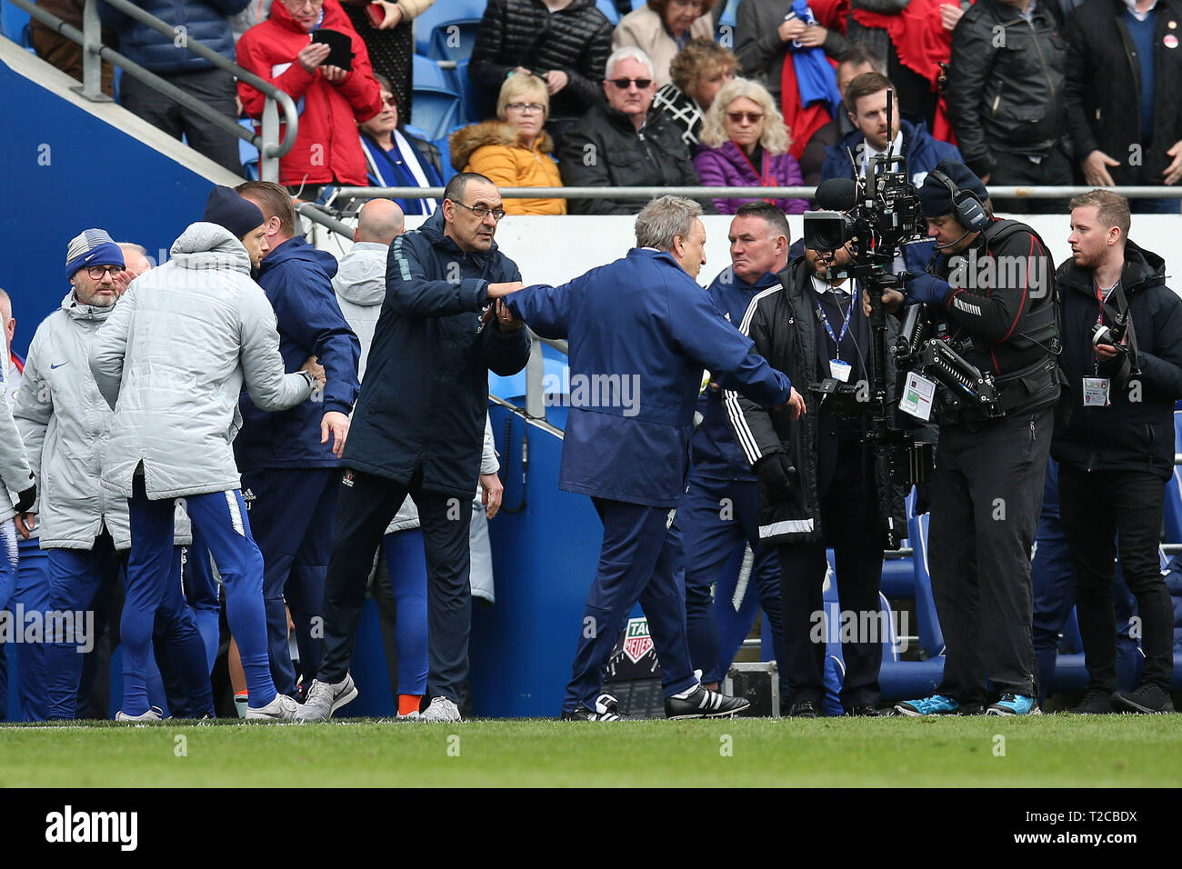 Cardiff, UK. 31st Mar, 2019. Maurizio Sarri, the Chelsea manager shakes ...