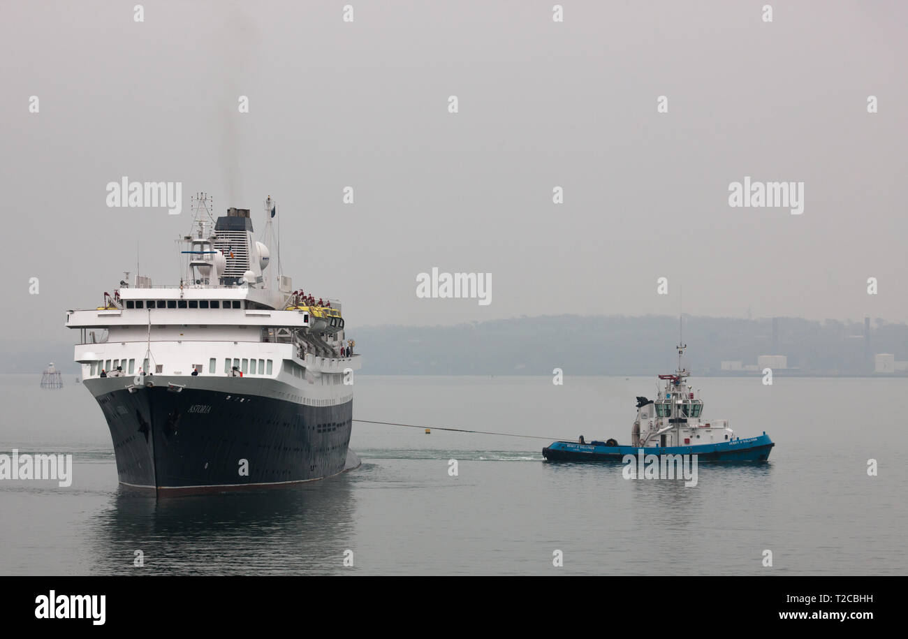 Cruise ship liner tug boat hi-res stock photography and images - Alamy