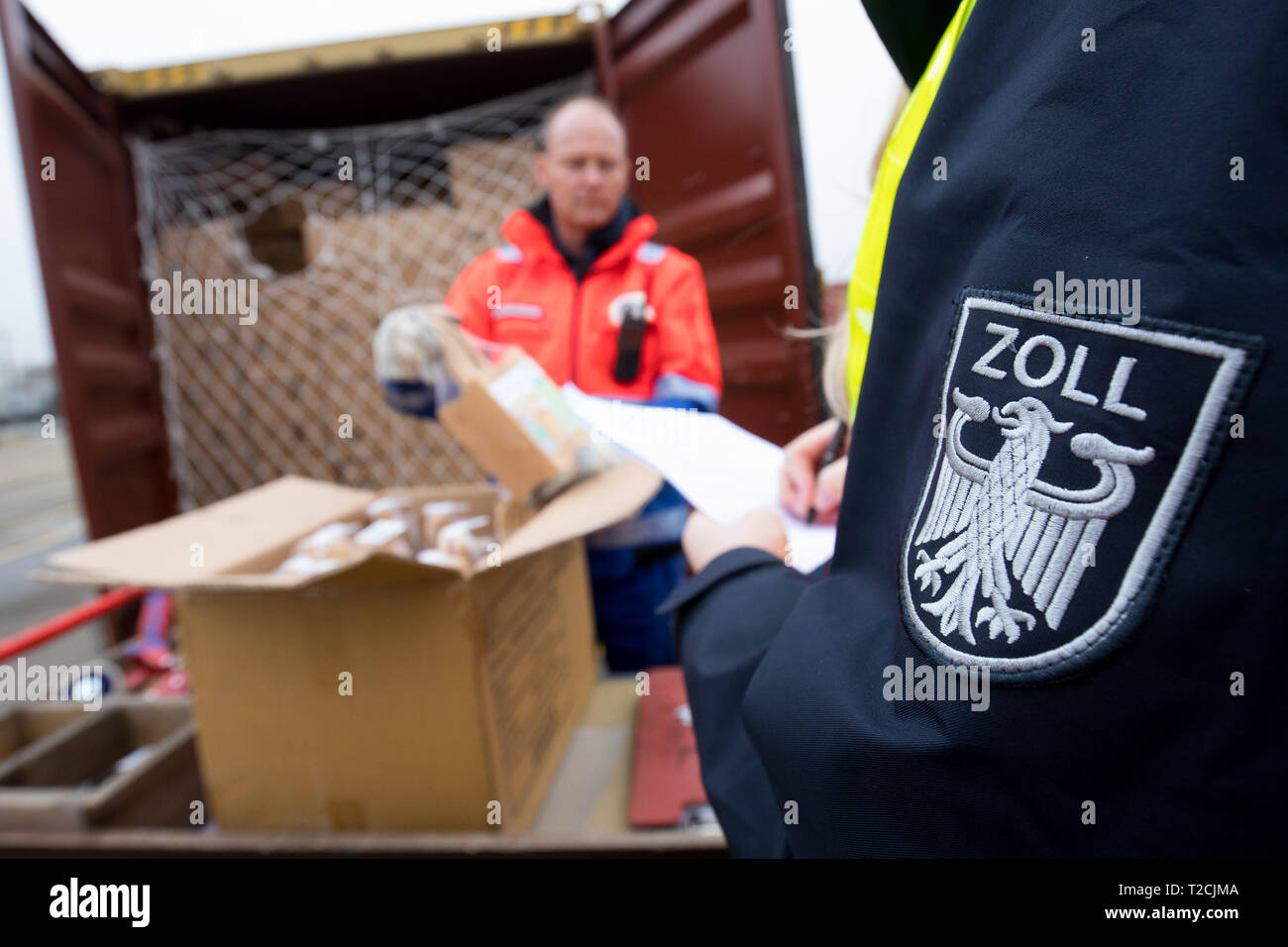 Hamburg, Germany. 21st Mar, 2019. Customs officers at the Hamburg ...