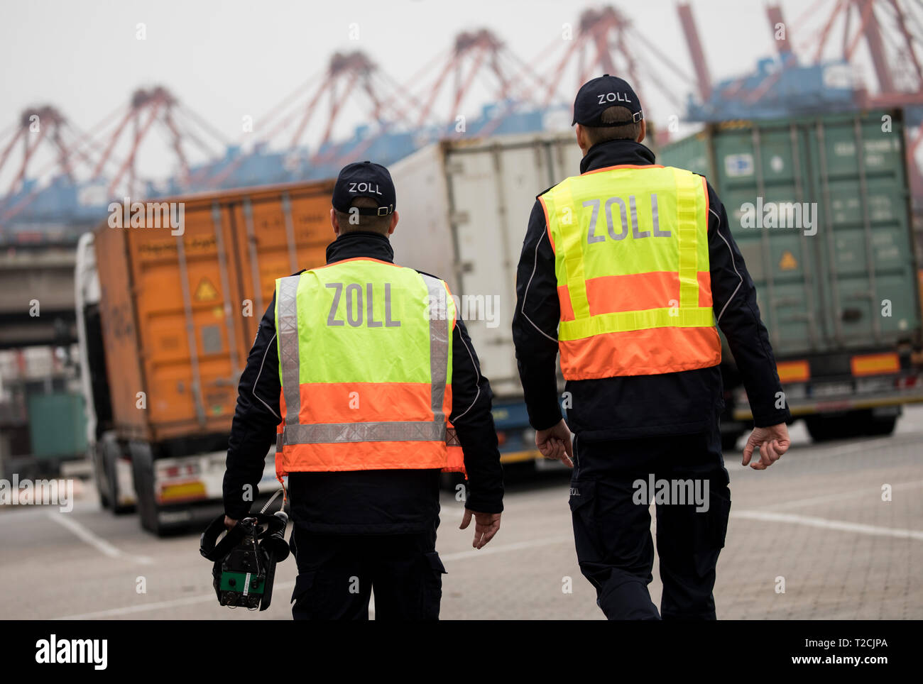 Hamburg, Germany. 21st Mar, 2019. Customs officers of the Hamburg ...