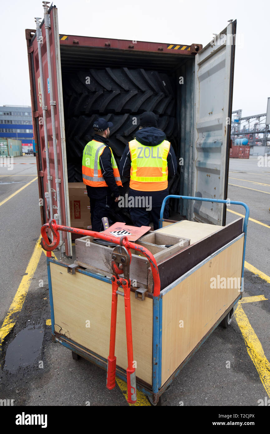 Hamburg, Germany. 21st Mar, 2019. Customs officers at the Hamburg ...