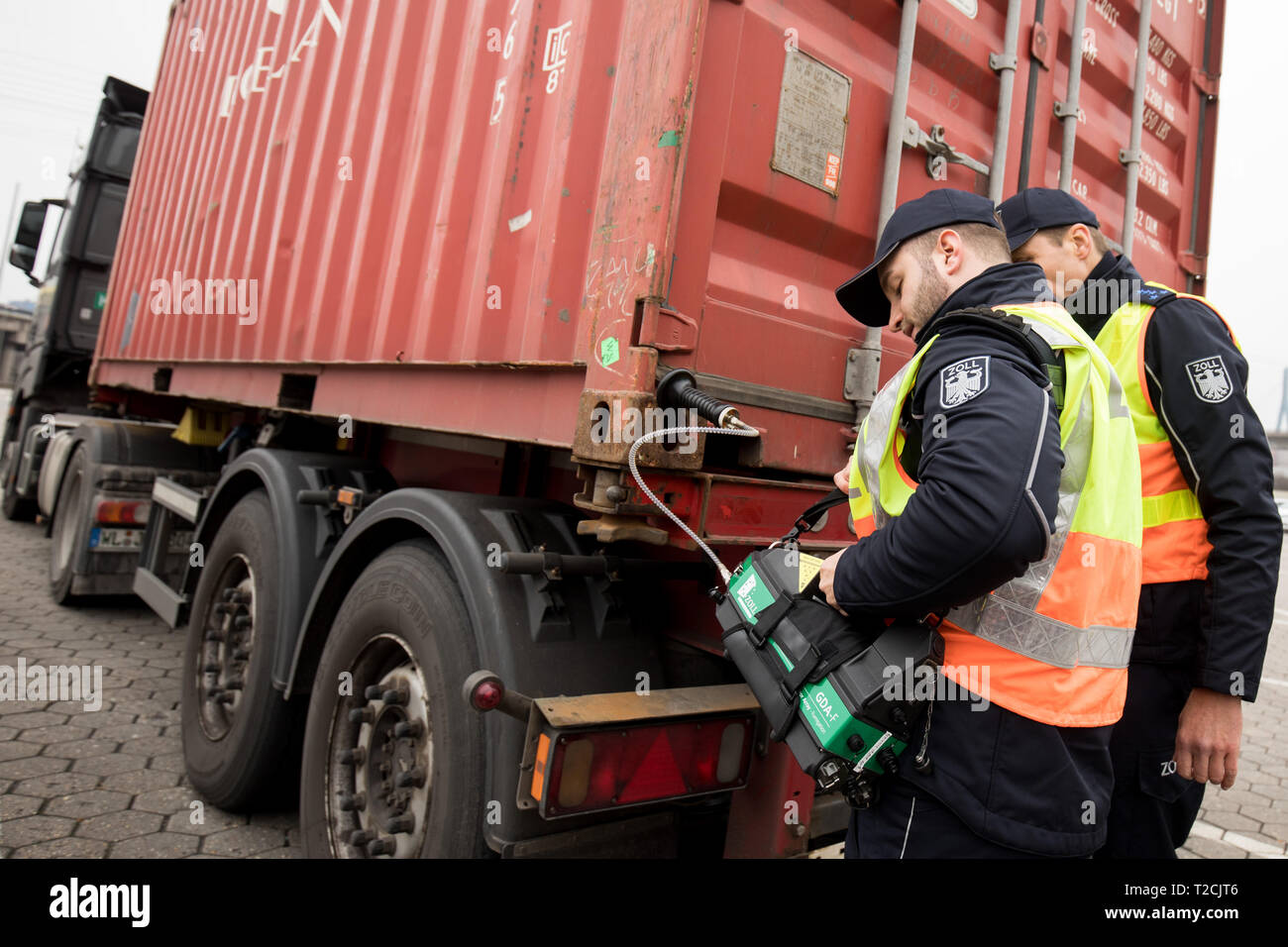Hamburg, Germany. 21st Mar, 2019. Customs officers at the Hamburg ...