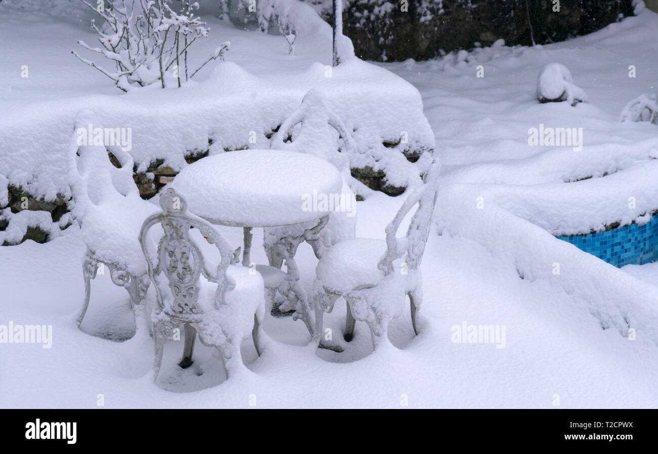 Garden table with frost hi-res stock photography and images - Alamy