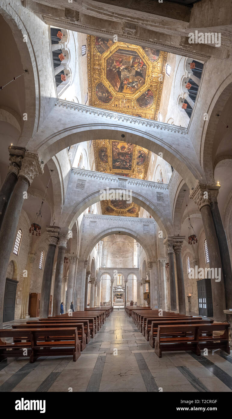 Bari, Puglia, Italy - interior of The Pontifical Basilica di San Nicola ...