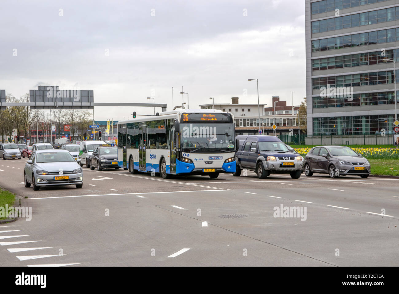 Red traffic light car standing hi-res stock photography and images - Alamy