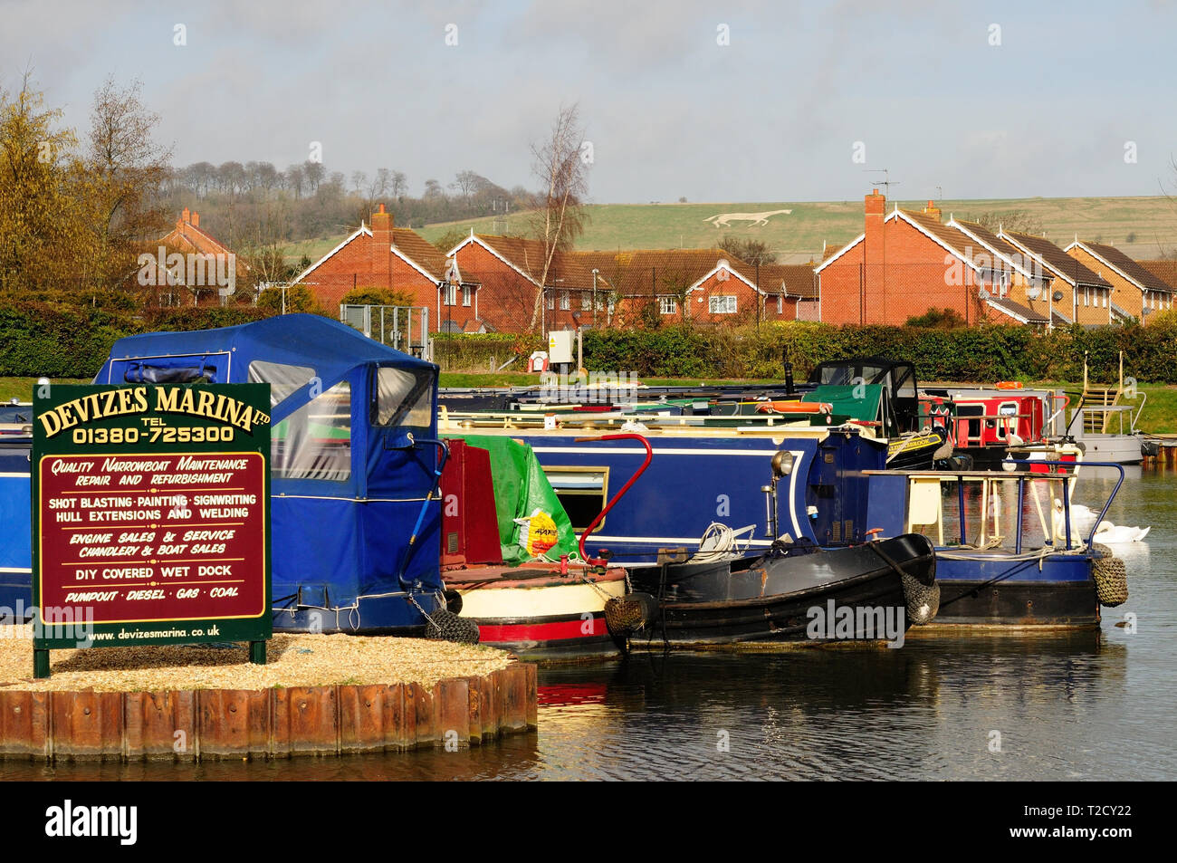 Narrow-boats in Devizes marina on the Kennet and Avon canal Stock Photo ...