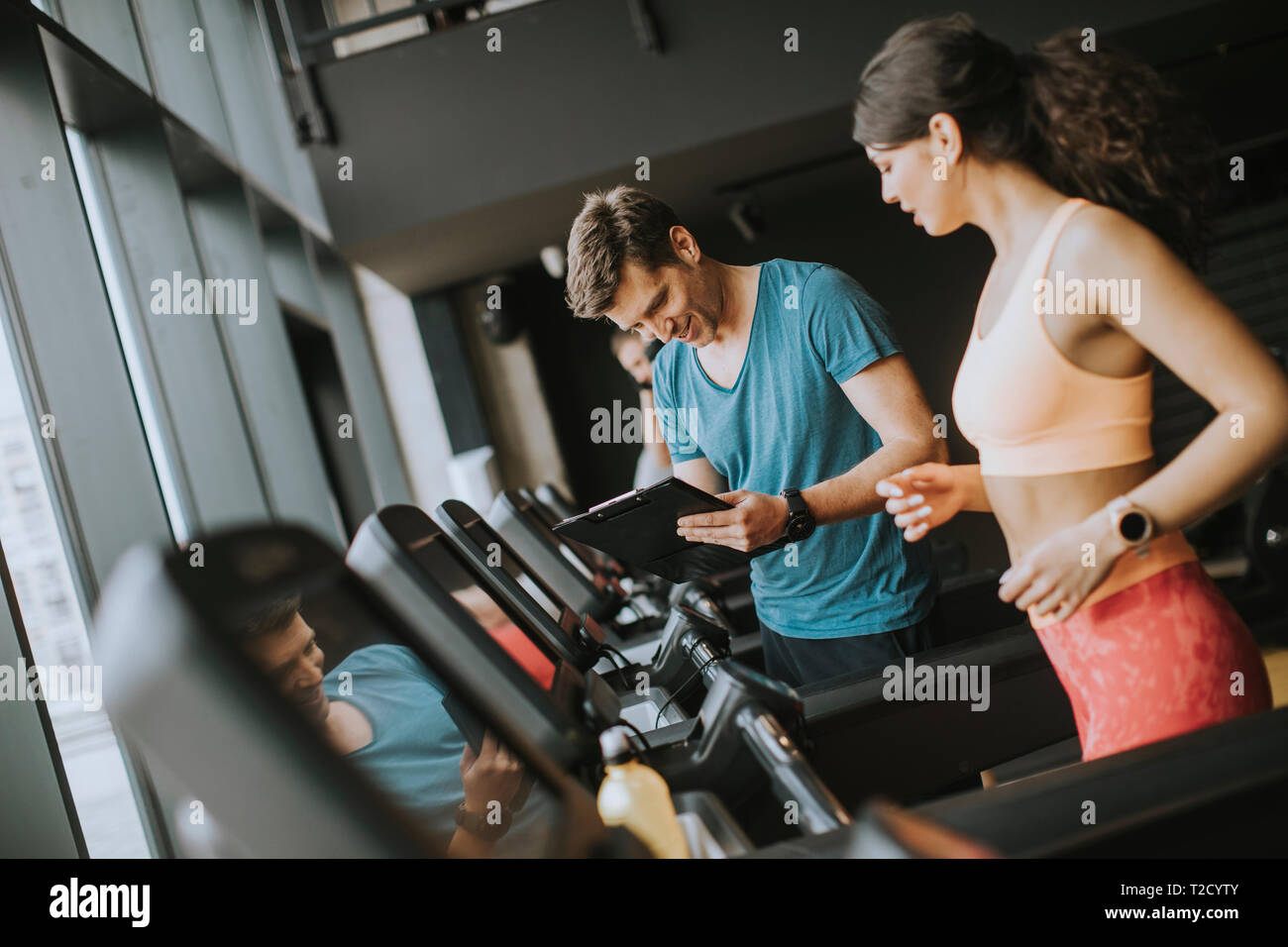 Gym working out teamwork hi-res stock photography and images - Alamy