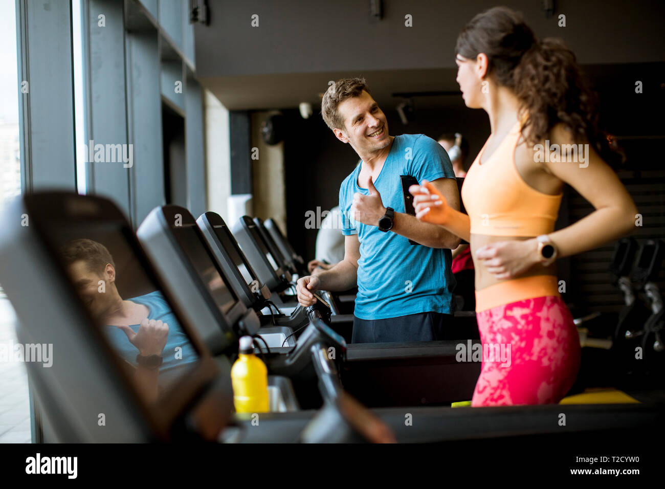 Gym working out teamwork hi-res stock photography and images - Alamy