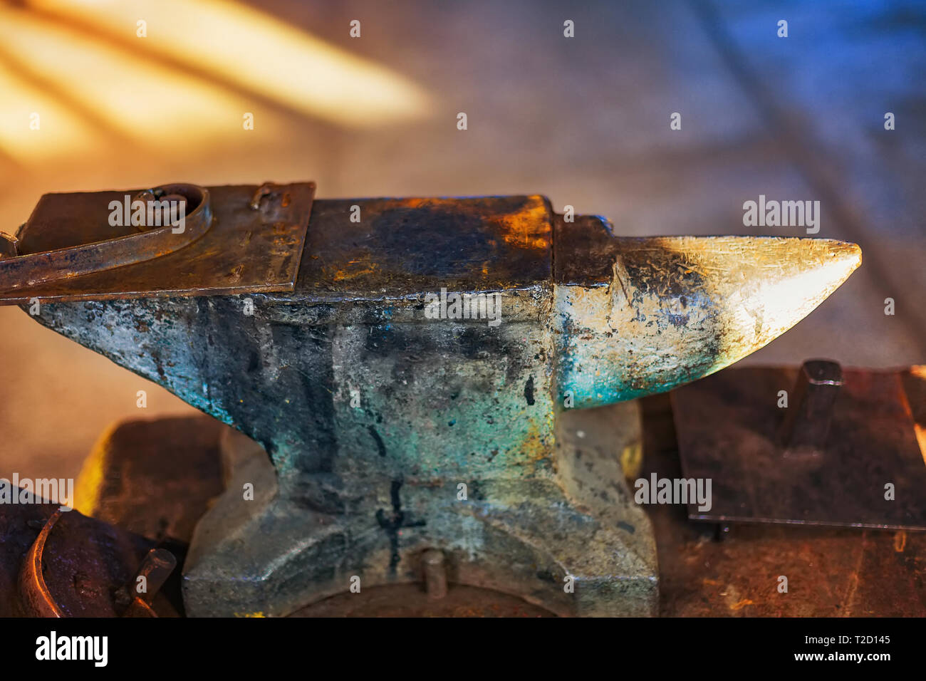 Old anvil hi-res stock photography and images - Alamy