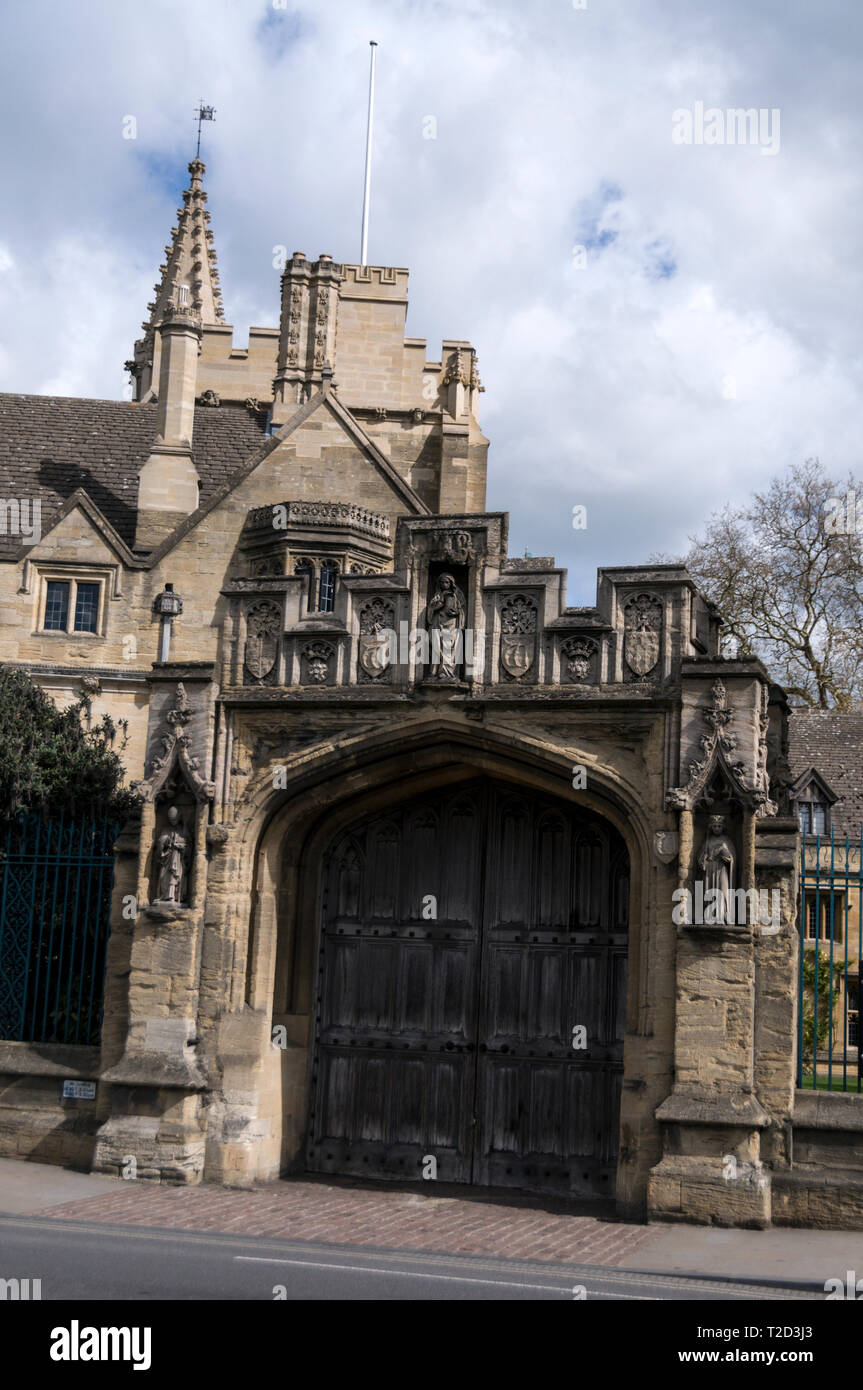 College gates oxford university hi-res stock photography and images - Alamy
