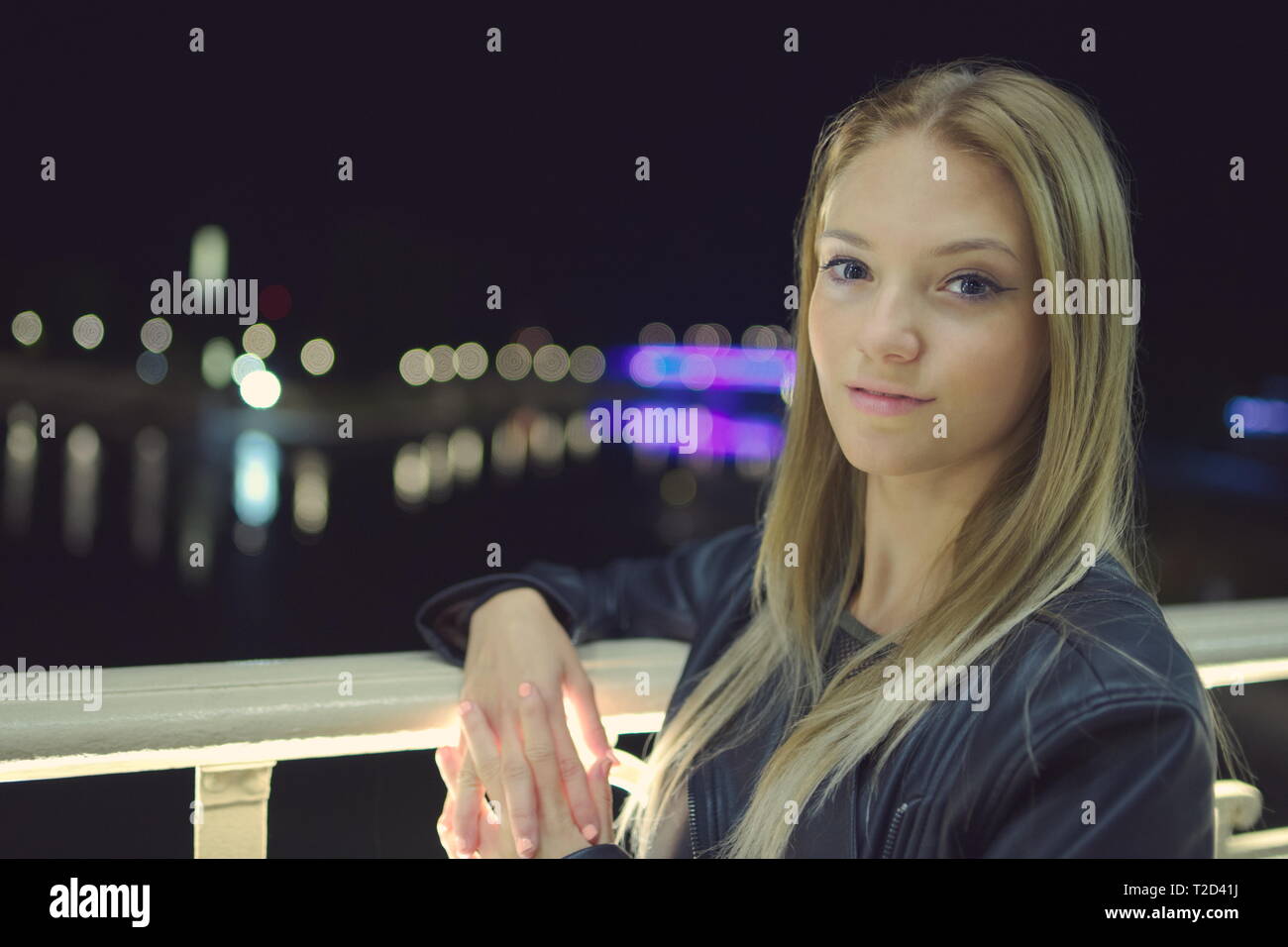 Girl looking sky night hi-res stock photography and images - Alamy
